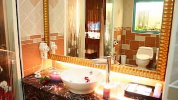 Quarto Duplo | Casa de banho | Artigos de higiene pessoal grátis, um secador de cabelo, chinelos