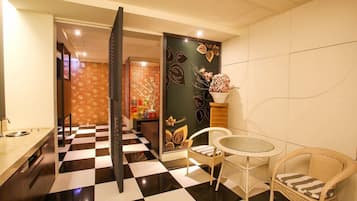 Quarto casal superior, banheira de hidromassagem | Individualmente decorados, individualmente mobiliados, escrivaninha
