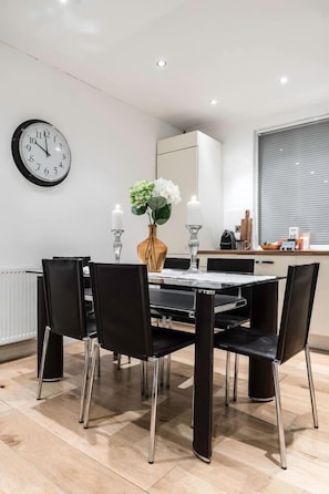 Apartamento, 2 quartos | Refeições no quarto