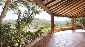 Vila, 4 quartos | Terraço/pátio