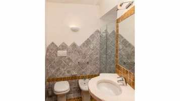 Villa, 4 quartos | Casa de banho | Um polibã, um chuveiro fixo, toalhas fornecidas