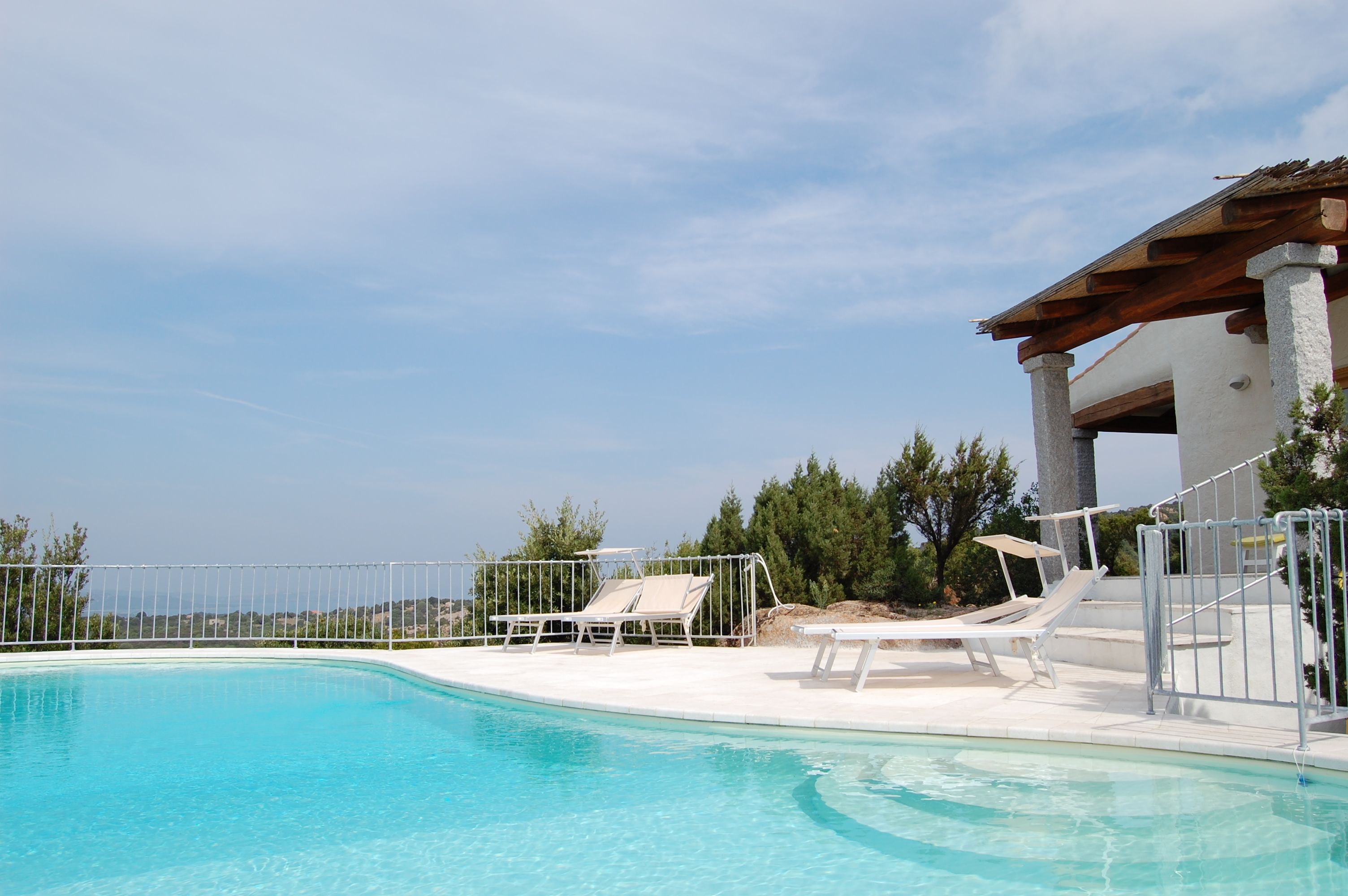 Piscina externa sazonal, espreguiçadeiras