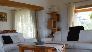 Villa, 4 quartos | Sala | TV de ecrã plano