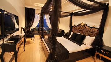 Minibar, cofre no quarto, secretária, quartos insonorizados