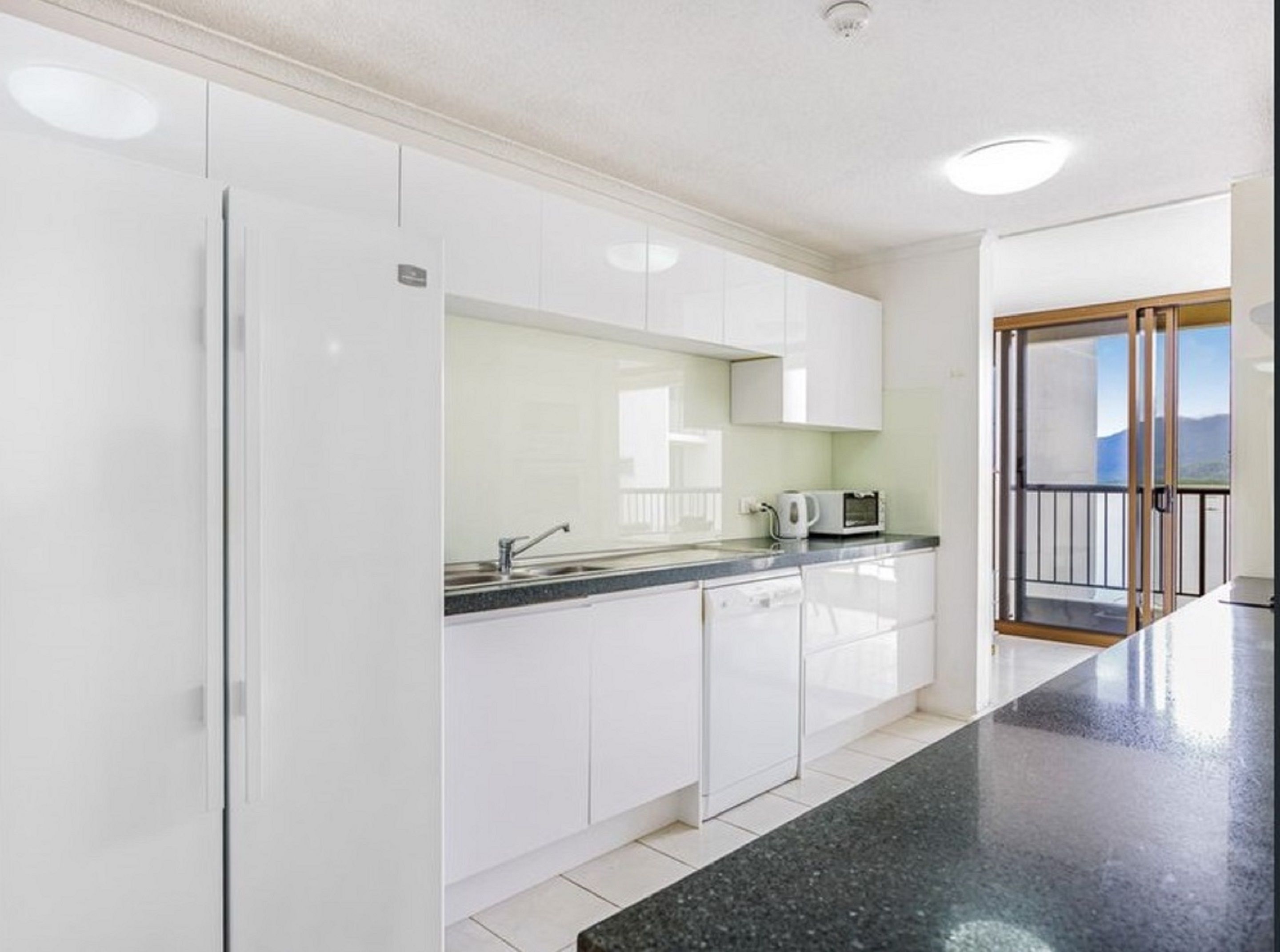 Apartamento Deluxe | Cozinha privada | Um frigorífico/congelador grande, um micro-ondas, um forno 