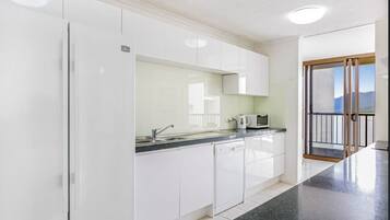 Apartamento Deluxe | Cozinha privada | Um frigorífico/congelador grande, um micro-ondas, um forno