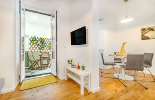 Apartamento, 2 quartos | Sala de estar | Televisor de ecrã plano de 100 cm com canais por cabo, televisor 