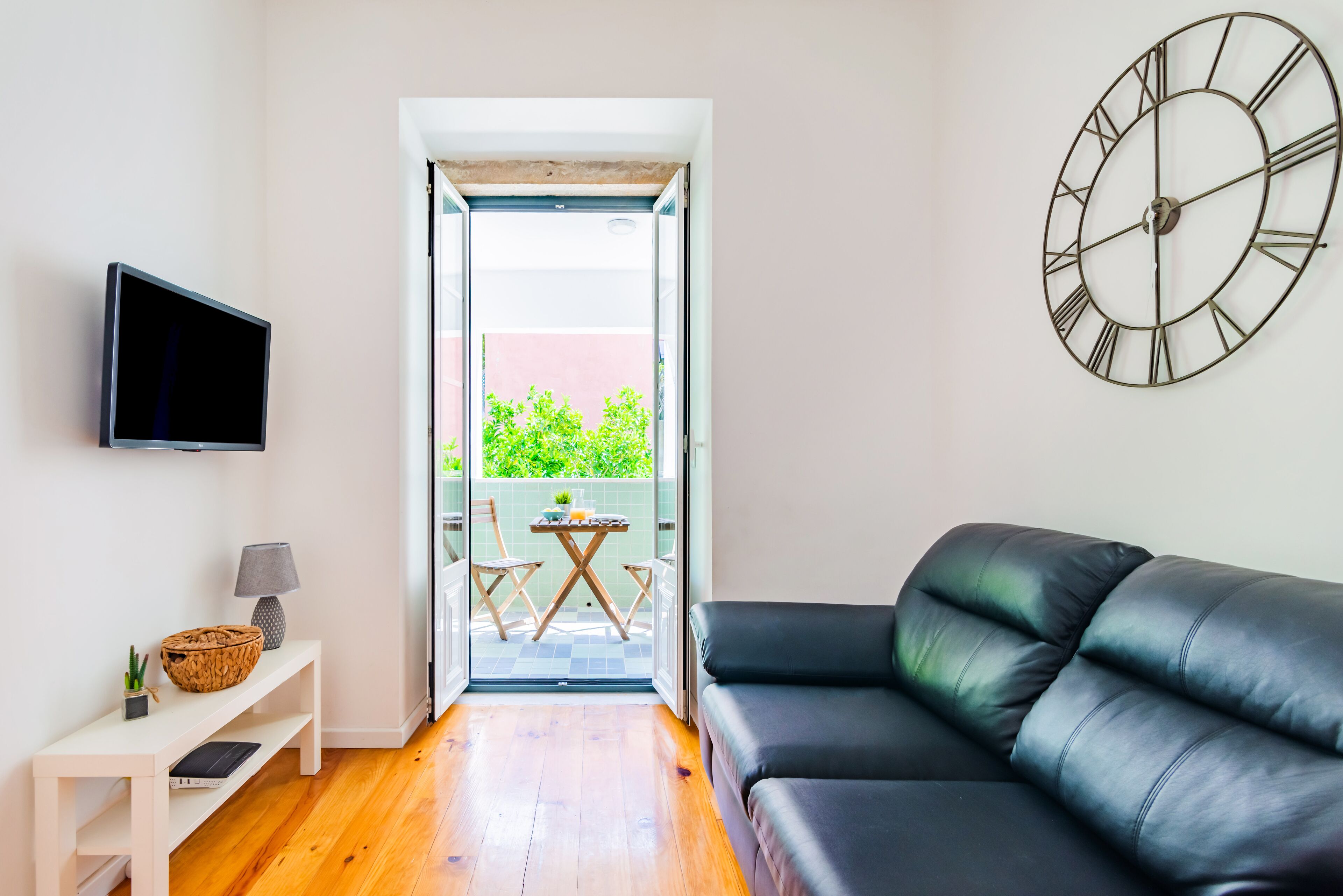 Apartamento | Sala de estar | Televisor de ecrã plano de 100 cm com canais por cabo, televisor 