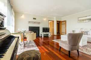 Apartamento, 1 quarto | Sala de estar | Televisor de ecrã plano de 100 cm com canais por cabo, televisor 