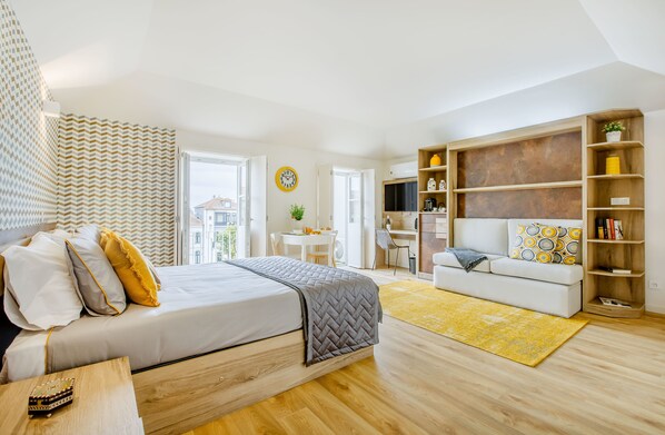 Apartamento, 1 quarto | Secretária, ferro/tábua de engomar, berços/camas para crianças 