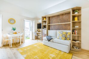 Apartamento, 1 quarto | Sala de estar | TV de ecrã plano 