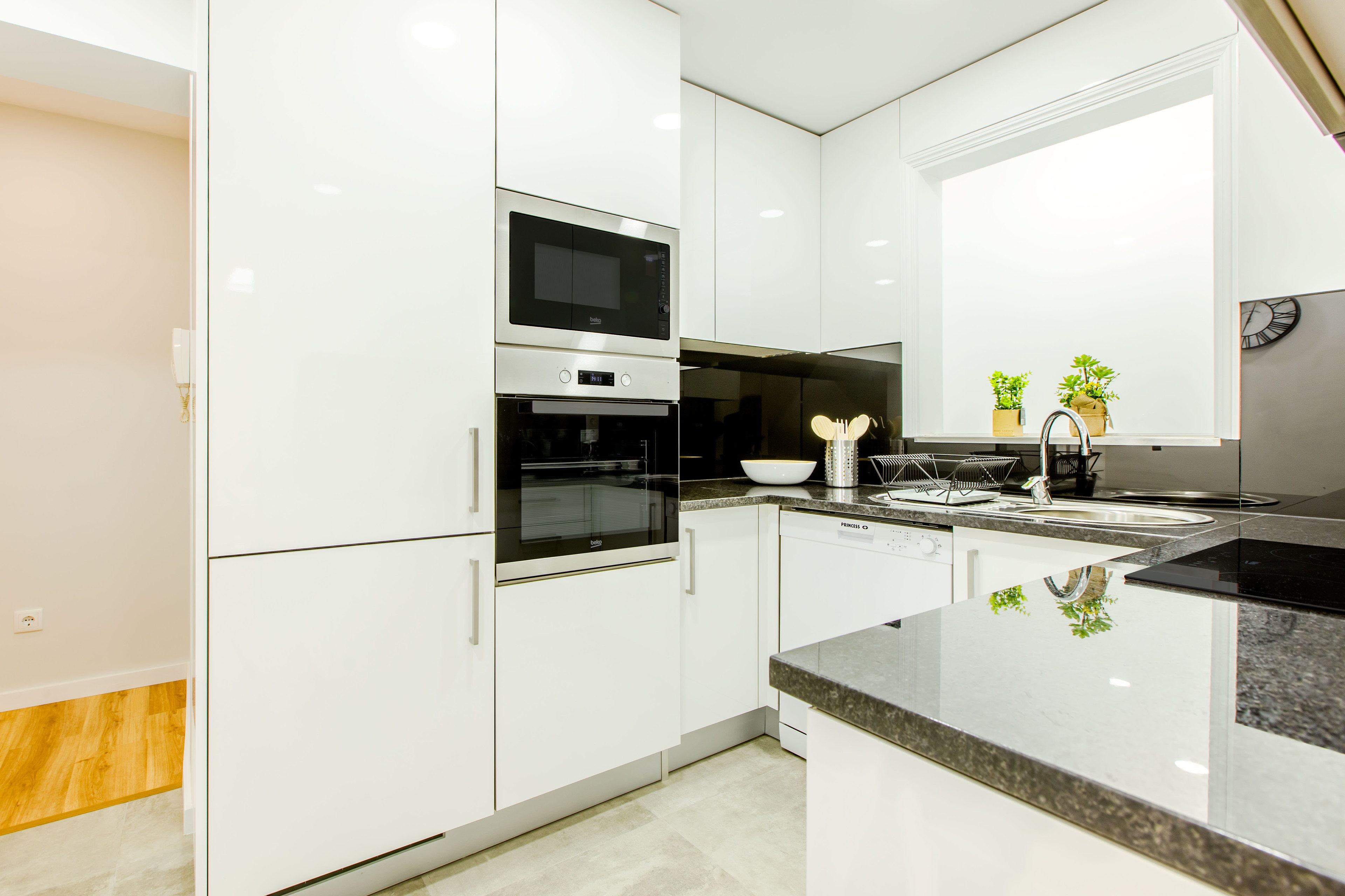 Casa, 3 quartos | Cozinha privada | Um frigorífico/congelador grande, um micro-ondas, um forno 