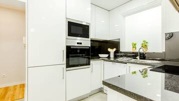 Casa, 3 quartos | Cozinha privada | Um frigorífico/congelador grande, um micro-ondas, um forno