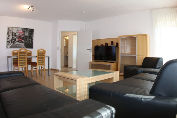 Apartamento (5 Person) | Área de estar | TV