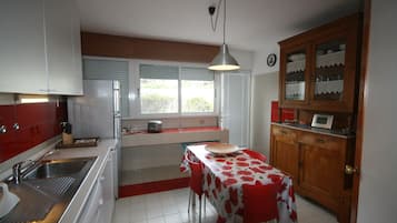 Villa, 5 quartos | Cozinha privada | Um frigorífico/congelador grande, um micro-ondas, um forno