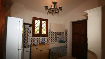 Villa, 3 quartos | Cozinha privada | Um frigorífico/congelador grande, um micro-ondas, um forno