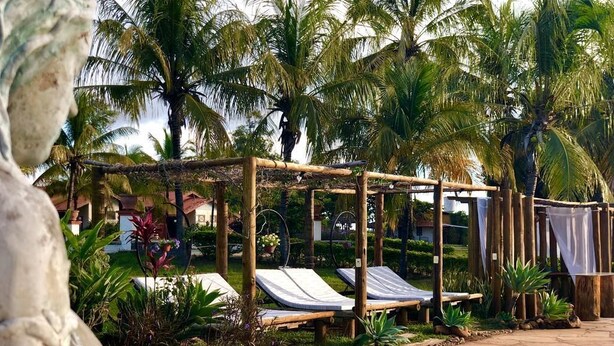 Terraço com espreguiçadeiras