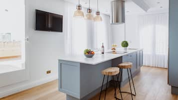 Apartamento luxo, 1 quarto, vista parcial para o mar (Penthouse) | Cozinha privada | Cafeteira/chaleira, geladeira grande, micro-ondas, fogão