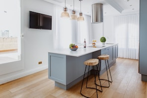 Apartamento luxo, 1 quarto, vista parcial para o mar (Penthouse) | Cozinha privada | Geladeira grande, micro-ondas, fogão, cooktop