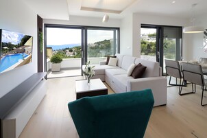 Apartamento, vista para o mar (MM4) | Área de estar | TV de tela plana