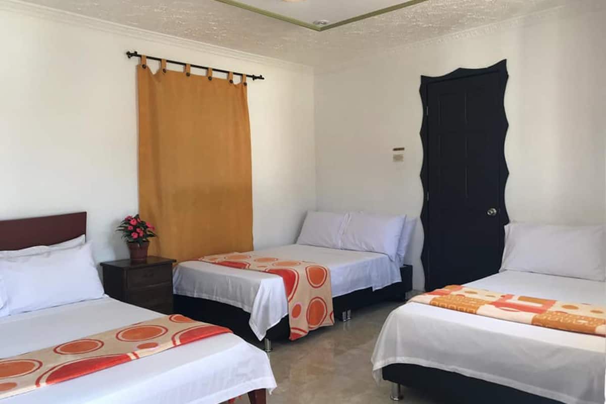 Quarto quádruplo | Ferros/tábuas de passar roupa, Wi-Fi de cortesia, roupa de cama