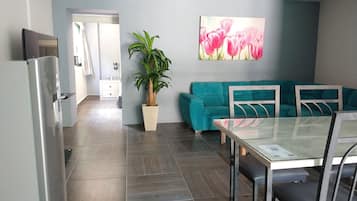 Quarto Deluxe | Edredões de penas, cortinas/cortinados opacos, ferro/tábua de engomar