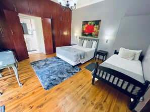 Quarto standard, várias camas | 1 quarto, ferros/tábuas de passar roupa, Wi-Fi de cortesia