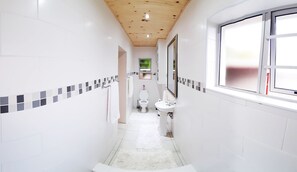 Quarto standard, várias camas | Banheiro | Chuveiro, toalhas de banho