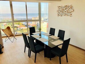 Apartamento luxo, 2 quartos | Área de estar | Smart TV 60 polegadas com canais a cabo, TV