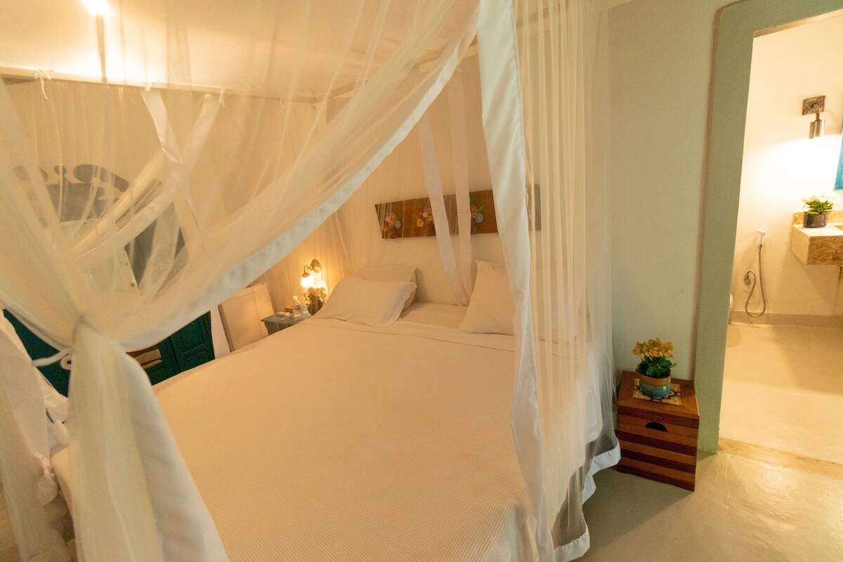 Cortinas/cortinados opacos, Wi-fi grátis, roupa de cama fornecida