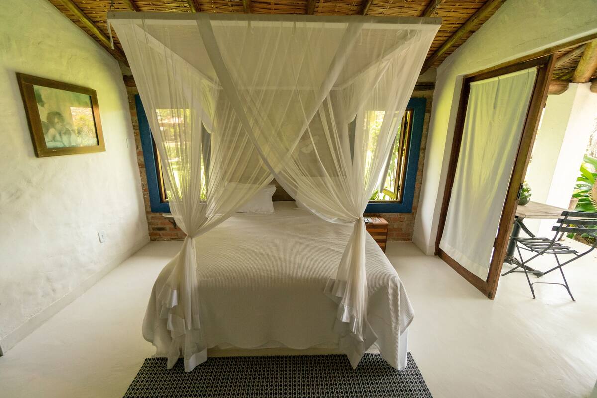Cortinas/cortinados opacos, Wi-fi grátis, roupa de cama fornecida
