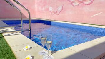 Piscina externa, funciona das 9h às 21h, espreguiçadeiras