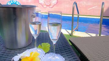 Piscina exterior, da(s) 9:00 à(s) 21:00, espreguiçadeiras