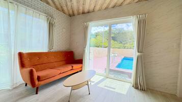 Vila, 4 quartos, para fumantes, piscina particular (4LDK,100sqm,6A,BBQ,3 parking,Onna 6B) | Área de estar | TV de tela plana