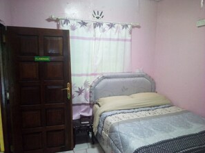 Quarto solteiro | Wi-Fi de cortesia, roupa de cama