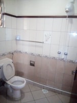 Quarto Duplo para 1 Pessoa | Casa de banho | Um polibã, um chuveiro fixo, artigos de higiene pessoal grátis