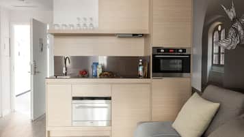 Geladeira grande, micro-ondas, fogão, cooktop
