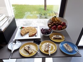 Pequeno-almoço tipo buffet diário mediante uma taxa