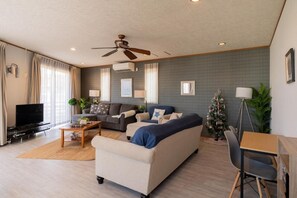 Villa | Sala de estar | TV de ecrã plano, Netflix, serviços de streaming 