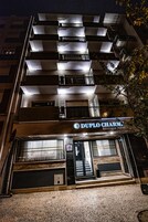 Fachada da propriedade à noite