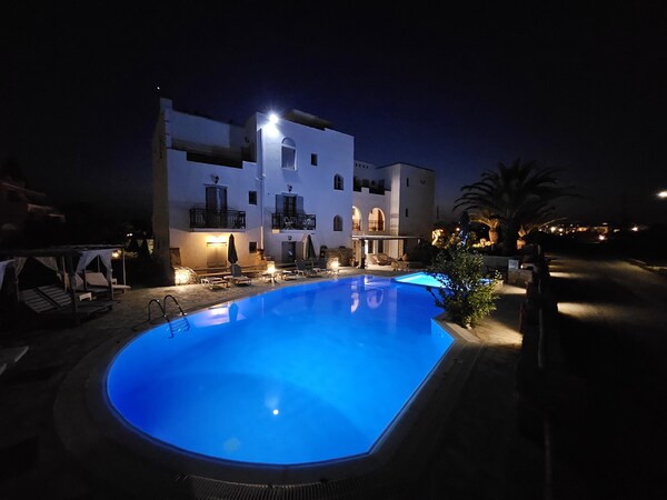 阳光纳索斯开放式客房酒店 - 納克索斯島