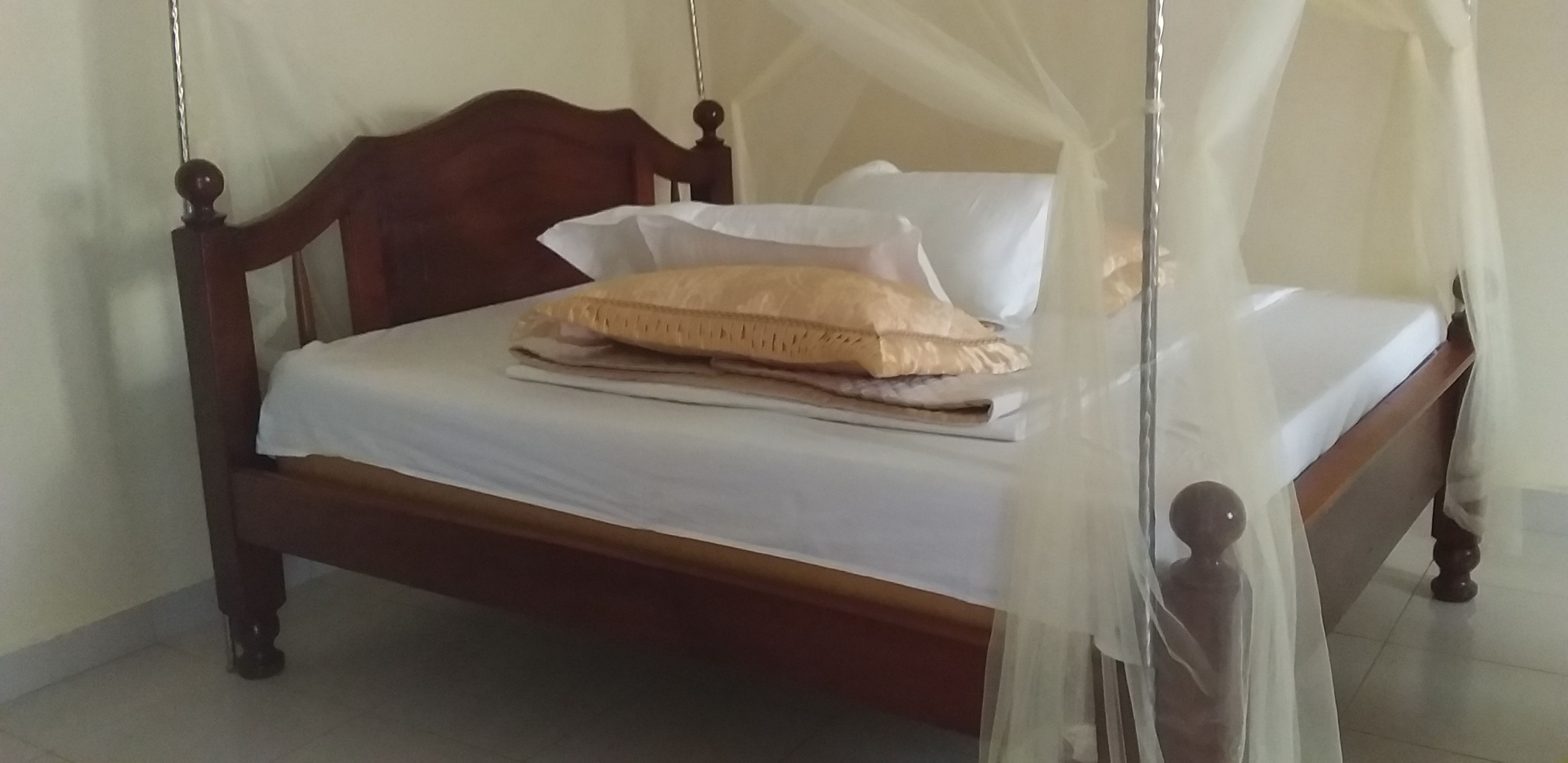 Escrivaninha, cortinas blackout, Wi-Fi de cortesia, roupa de cama