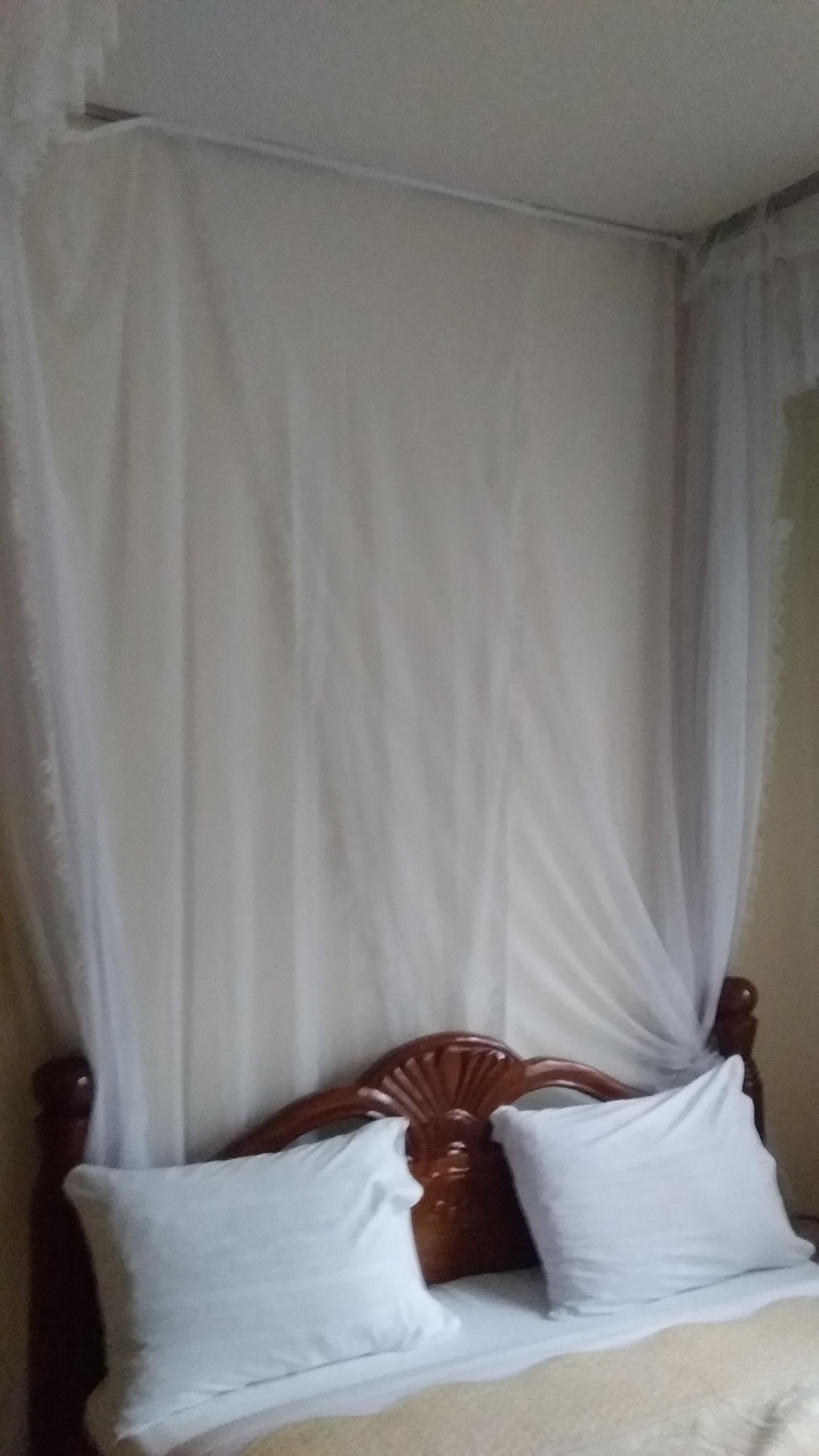 Escrivaninha, cortinas blackout, Wi-Fi de cortesia, roupa de cama