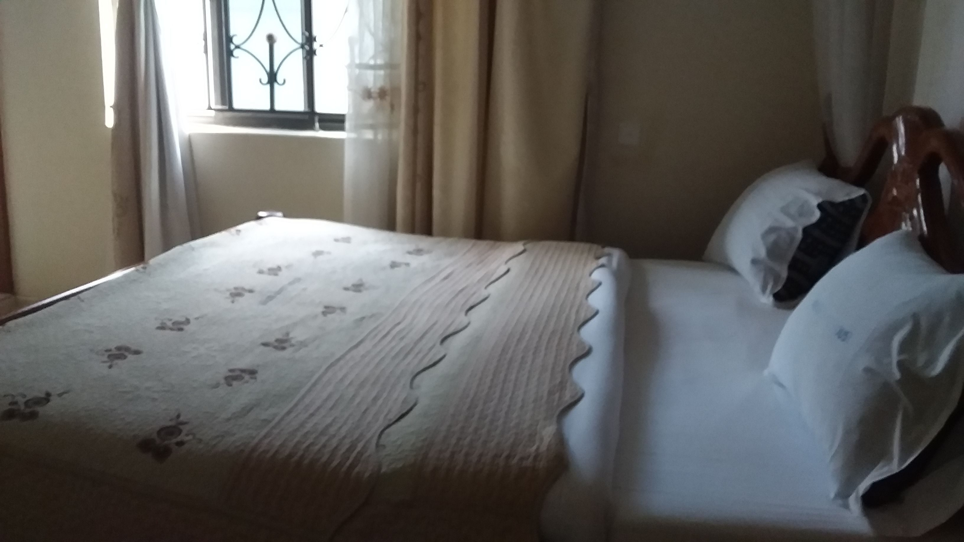 Escrivaninha, cortinas blackout, Wi-Fi de cortesia, roupa de cama