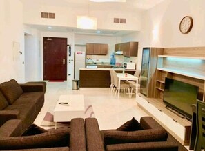 Apartamento Comfort | Cozinha privada | Um frigorífico/congelador grande, um micro-ondas, um forno
