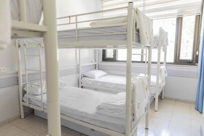 Dormitório compartilhado básico, somente para mulheres (16 Beds) | Escrivaninha, espaço de trabalho para notebook, Wi-Fi de cortesia