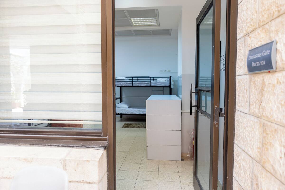 Escrivaninha, espaço de trabalho para notebook, Wi-Fi de cortesia