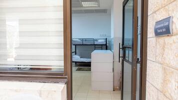 Escrivaninha, espaço de trabalho para notebook, Wi-Fi de cortesia