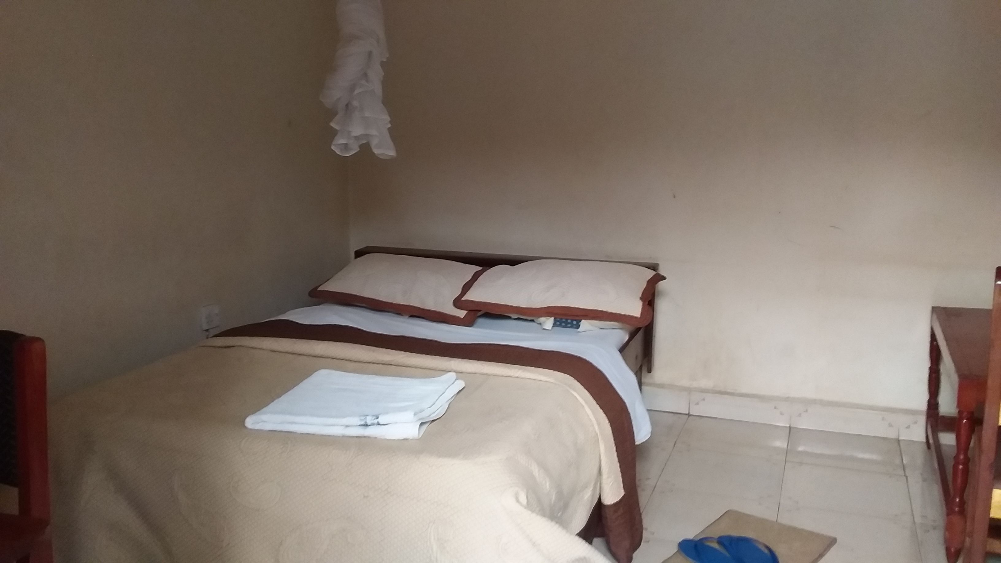 Secretária, roupa de cama fornecida 