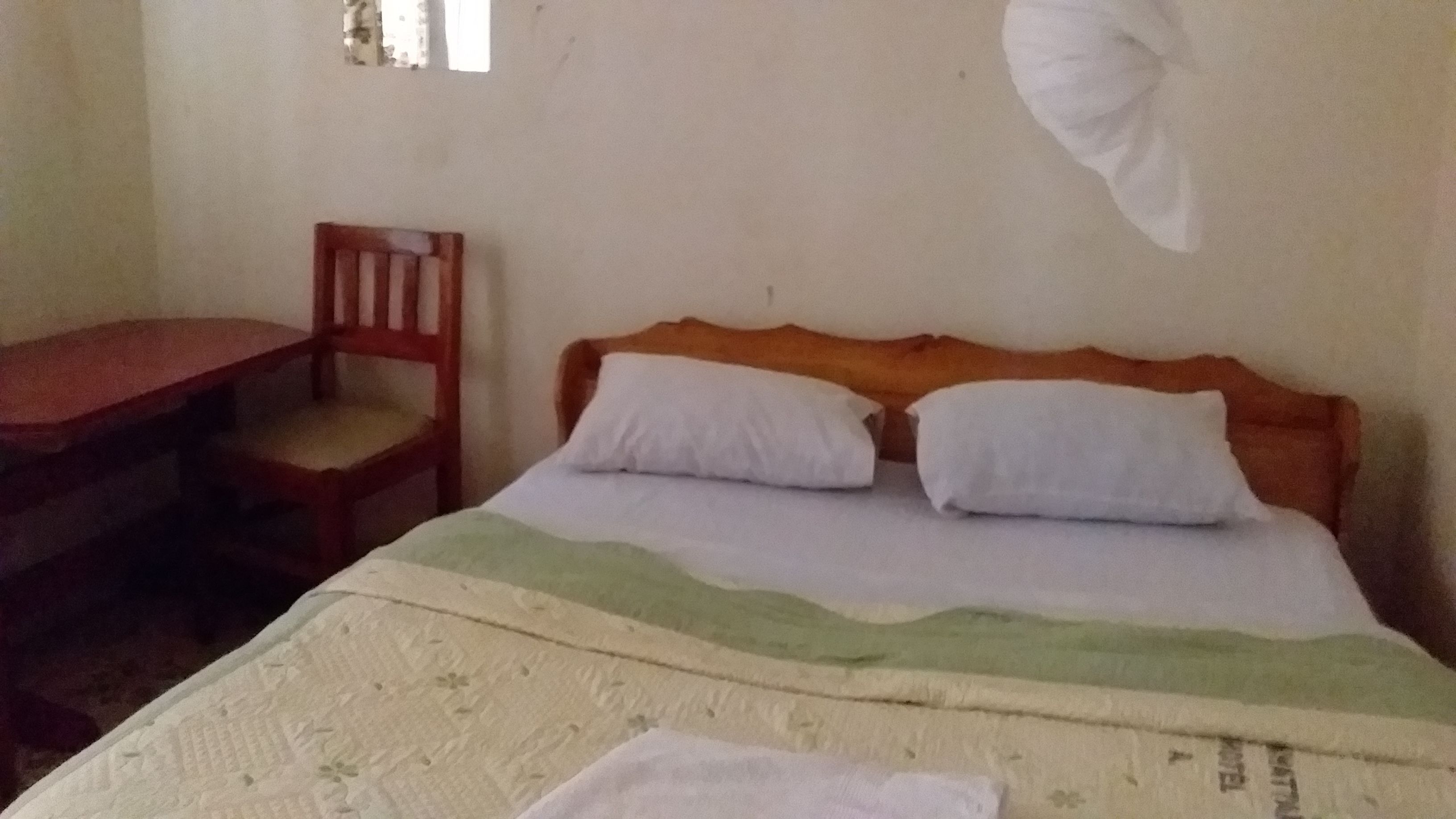 Secretária, roupa de cama fornecida 
